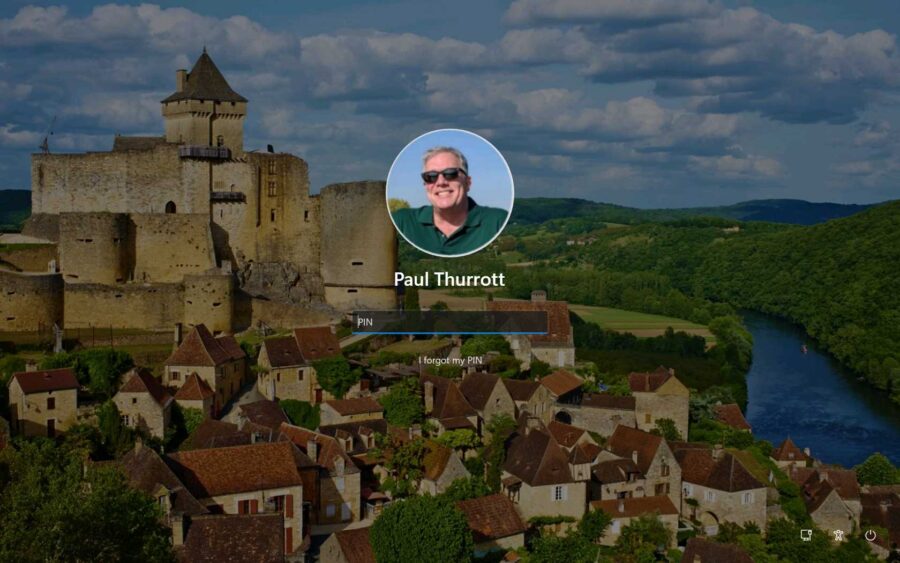 Customize the Lock and Sign-In Screens (24H2) - Thurrott.com